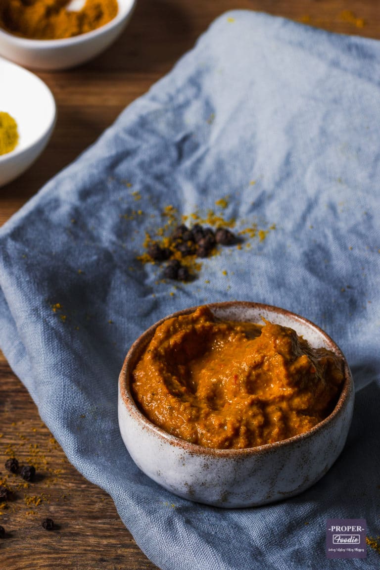 Thai Yellow Curry Paste (+ Recipe video for Thai pastes) - ProperFoodie